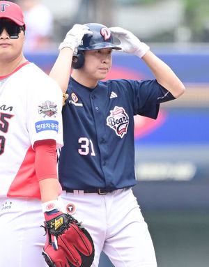 [사진]정수빈,'시작부터 안타' - OSEN