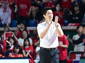 [사진]SK 전희철 감독, '홈 팬들 앞에서 리버스 스윕을' - OSEN