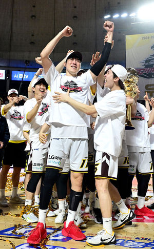 [사진]LG 허일영 챔프전 MVP, '두 팔 번쩍' - OSEN