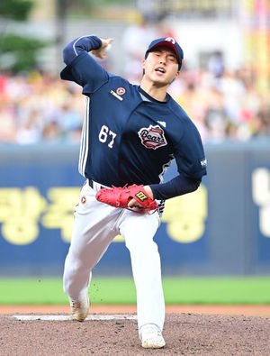 [사진]두산 선발 홍민규,'DH 2차전 승리 역투' - OSEN