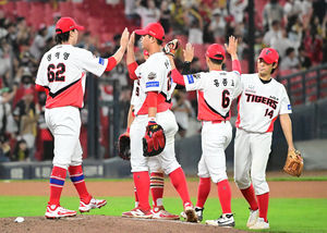 [사진]KIA 타이거즈,'확실하게 따낸 DH 2차전 승리' - OSEN