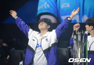 [PGS 8] 韓 DNF, 마침내 파이널 2일차 선두 등극…T1 4위, 배고파 13위(종합) - OSEN