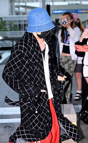 GD의 '목욕 가운' 패션, 알고보니 697만원..명품 C사 신상이네 [Oh!쎈 이슈] - OSEN