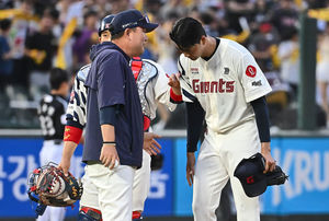 '157km 와~, 9구까지 아름다웠다' 또 볼볼볼볼, 윤성빈 1이닝 4피안타 7사사구 9실점 강판 '충격' - OSEN