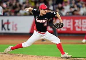 [사진]윤영철 이어 마운드 오른 윤중현 - OSEN