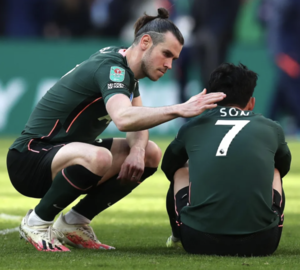 SON 눈물 닦아준 '레전드' 베일, 손흥민-토트넘 UEL 우승에 "정말 오래 걸린 우승, 팬들에게 고마워" - OSEN