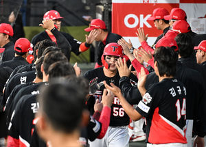 [사진]줄줄이 득점에 환호하는 KIA - OSEN