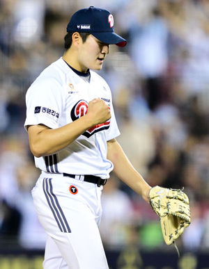 마무리투수 복귀한 신인왕, 불안했지만 8G 만에 세이브 “다시 팀 승리 지킬 수 있어 기쁘다” - OSEN