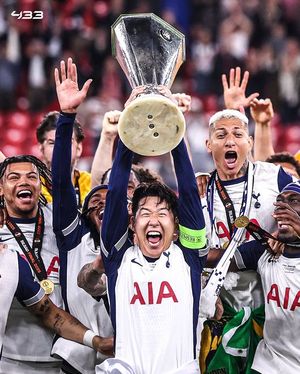 '우승 메달 실종' 손흥민, 트로피만 번쩍 왜?...UEFA 공식 사과 "예상보다 선수들 많았다→실수 진심으로 죄송" - OSEN