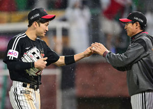 [사진]박해민,'감독님 600승 축하드려요' - OSEN