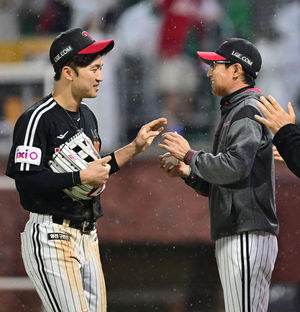 [사진]600승 염경엽 감독,'박해민이 전해주는 승리구' - OSEN