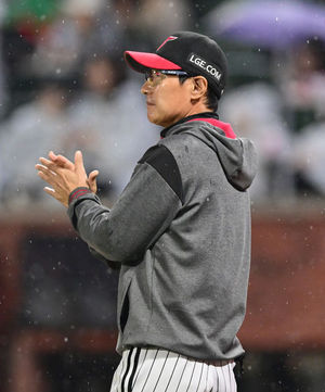 [사진]염경엽 감독,'600승 박수' - OSEN