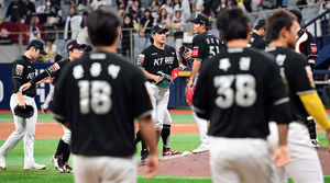 [사진]역전승 기뻐하는 KT - OSEN