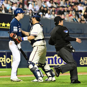 149km 사구는 참았는데, 149km 머리 위협구에 대폭발! 100억 FA 외야수, 왜 친정팀과 벤클 휘말렸나 - OSEN