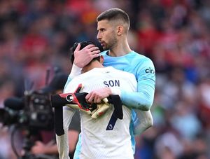 "따뜻-친철-명확한 손흥민, 토트넘의 중심... 손흥민 위해 우승 원했다!" 무실점 GK 고백 - OSEN