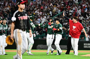 [사진]한유섬 끝내기, 승리 기뻐하는 SSG - OSEN