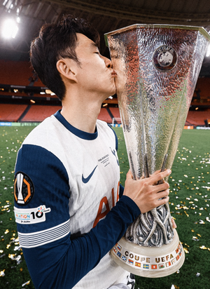 토트넘의 공식발표, "손흥민 EPL 최종전 결장"→UEL 우승 이끈 SON, 발 아직 낫지 않았다 - OSEN