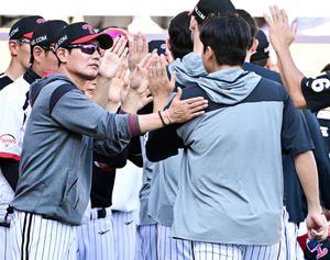 [사진]염경엽 감독 '송승기 덕분이야' - OSEN