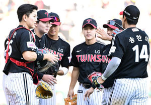 [사진]승리 기뻐하는 LG - OSEN