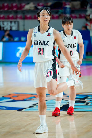 'BNK 우승' 이이지마 사키, WKBL 무대 재도전...亞쿼터 드래프트, 18명 신청 확정 - OSEN