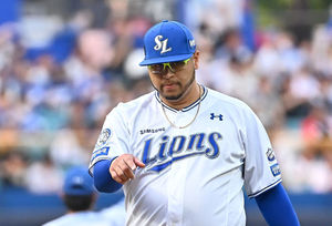 [사진] 후라도, 장두성 견제로 잡았어 - OSEN