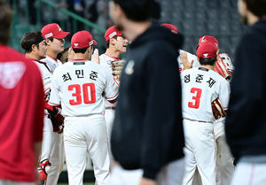 [사진]13-5 대승 하이파이브 나누는 SSG - OSEN