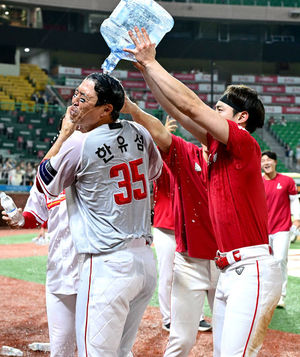 [사진]한유섬, '개인통산 200홈런에 물세례 받으며' - OSEN