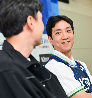 [사진]형 허웅 보며 미소 짓는 KCC 허훈 - OSEN