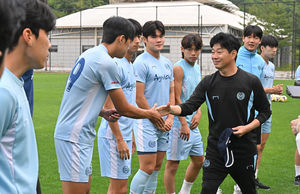 [사진] 선수들과 인사하는 김병수 대구FC 감독 - OSEN