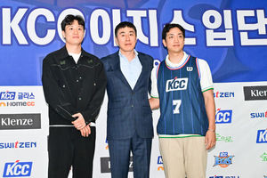 [사진]허웅-허훈 형제 품은 KCC 이상민 감독 - OSEN