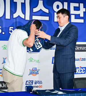 [사진]허훈에게 KCC 유니폼 전달하는 이상민 감독 - OSEN