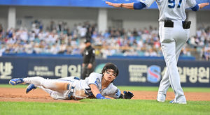 [사진] 김성윤, 세이프 확인 - OSEN