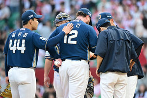 [사진]흔들리는 로건 다독이는 NC - OSEN