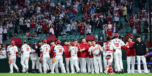 [사진]6-5 승리 기뻐하는 SSG - OSEN