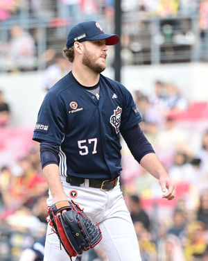 ‘볼넷-볼넷-볼넷-볼넷-사구-볼넷’ 14억 에이스가 또 경기를 망쳤다, ML 28승 투수가 사사구 1위라니 ‘두산 울고 싶어라’ - OSEN