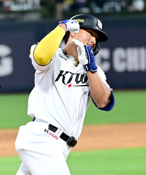 [사진]KT 안현민, '위즈파크 가른 130m 솔로포' - OSEN