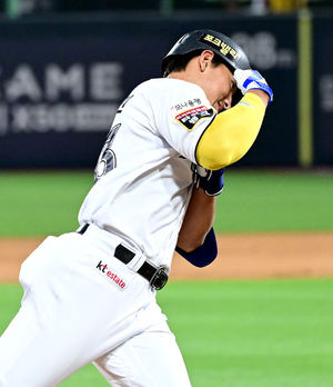 [사진]KT 안현민 130m 솔로포, '근육에서 나오는 힘' - OSEN