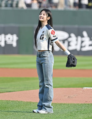 [사진] 아일릿(ILLIT) 원희, 긴장 푸는 중 - OSEN