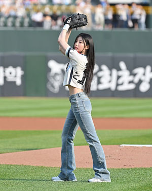 [사진] 아일릿(ILLIT) 원희, 데뷔 첫 시구 - OSEN