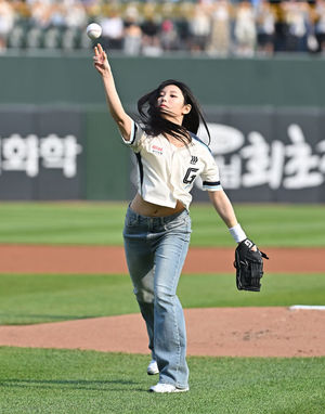 [사진] 아일릿(ILLIT) 원희, 부모님 고향 부산서 감격의 데뷔 첫 시구 - OSEN