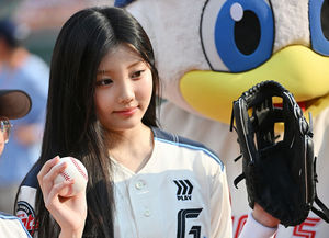 [사진] 아일릿(ILLIT) 원희, 고향서 시구 앞두고 긴장 - OSEN