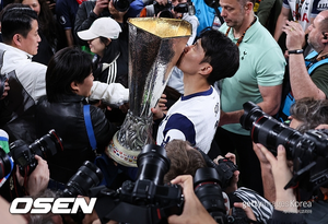 "KIM 동료, 공짜 영입 추진"... '사우디 대형 오퍼 가능성'에 SON 매각 고민하는 토트넘→"UEL 결승전, 손흥민 마지막 경기였을 수도" - OSEN