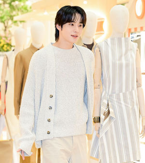 [사진]NCT 정우 '소매에서 손가락 살짝' - OSEN