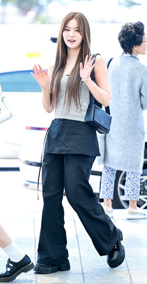 [사진]스테이씨 아이사, '상큼 손인사 선물하며 출국' - OSEN