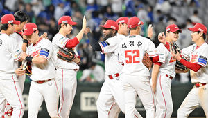 [사진]4연승의 기쁨을 나누는 SSG - OSEN