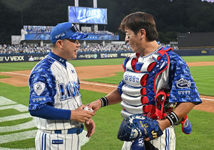 [사진] 200승 기념구 받는 박진만 감독 - OSEN