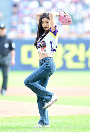 [사진]이세희, '유니폼에 청바지 입고 완벽 시구' - OSEN