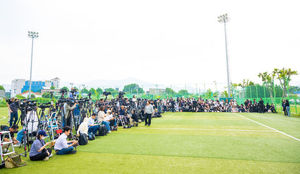 [사진]BTS 뷔-RM 기다리는 수많은 취재진들과 팬들 - OSEN