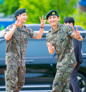 [사진]민간인으로 돌아온 BTS 뷔-RM - OSEN