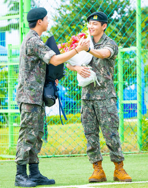 [사진]BTS 뷔-RM,'우리에게도 봄날이..' - OSEN